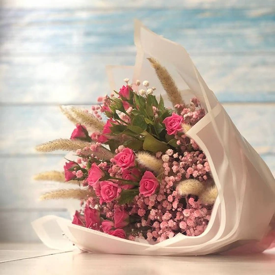 خرید و قیمت دسته گل رز مینیاتوری صورتی و ژیپسوفیلا صورتی ترب
