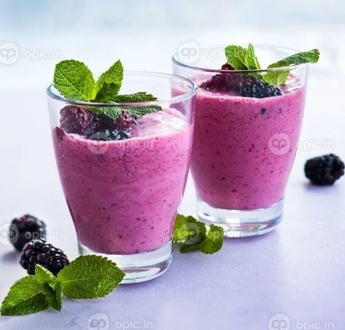 خرید و قیمت دانلود اسموتی توت سیاه خوشمزه با نعنا و توت تازه در لیوان ...